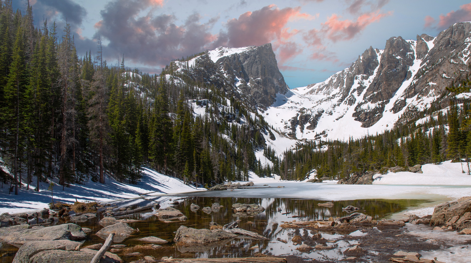 Colorado's Stunning National Park Boasts Picturesque Mountain Scenery
