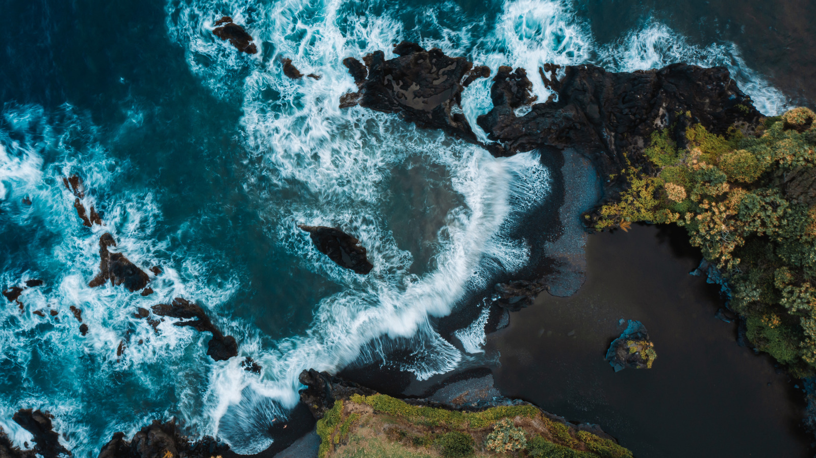 This Stunning Destination In Maui Boasts Mesmerizing Black And Red Sand ...