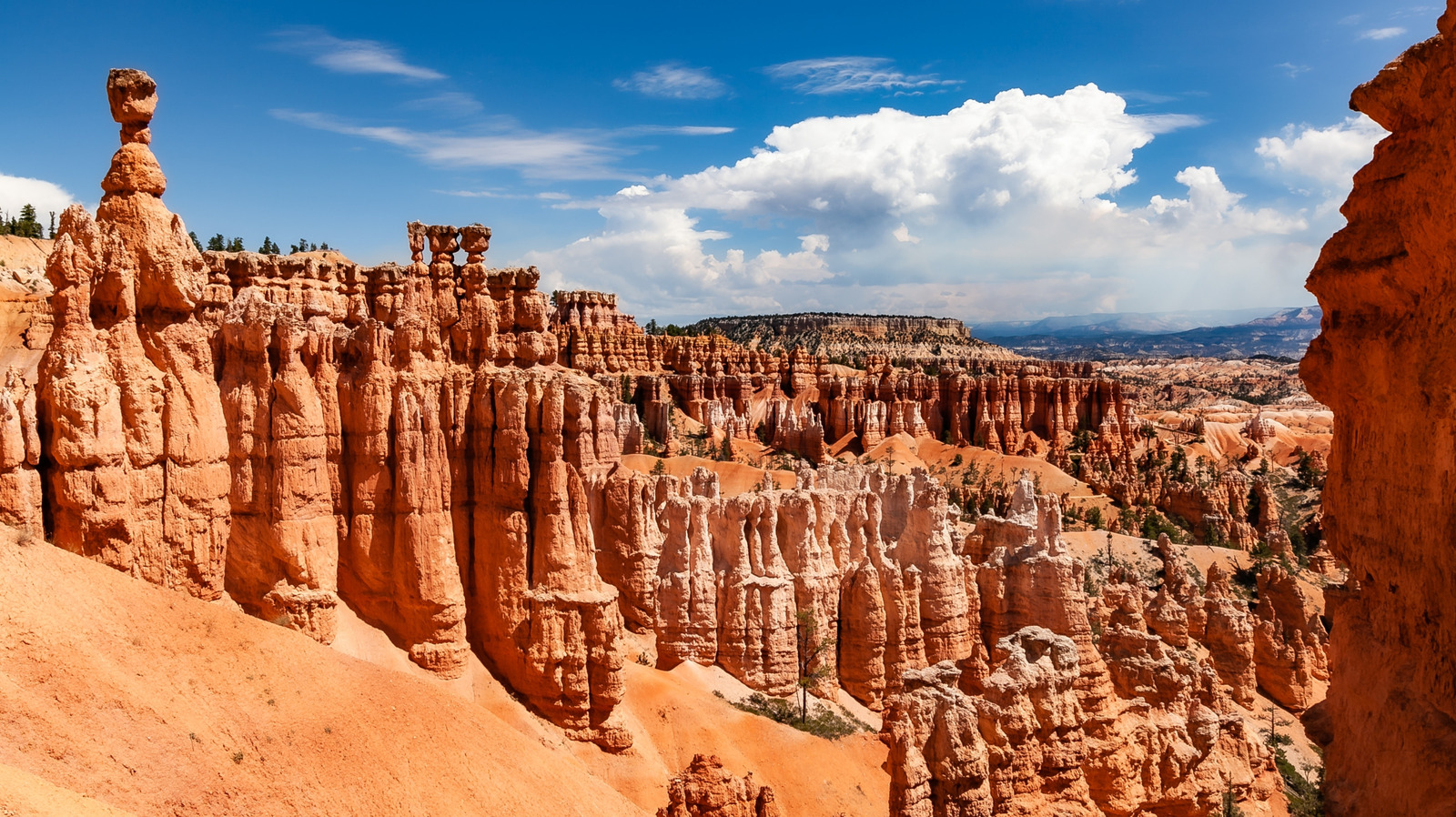 Utah's Otherworldly National Park Stuns With Its Impressive Landscapes